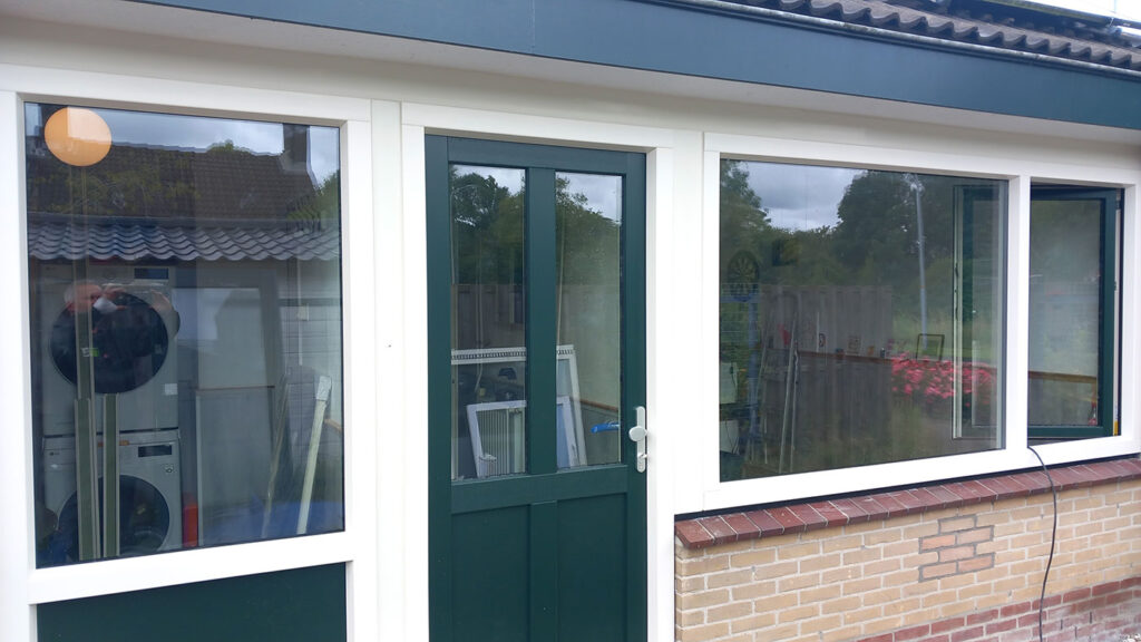 Kunststof achterdeur met uitzetraam en borstwering