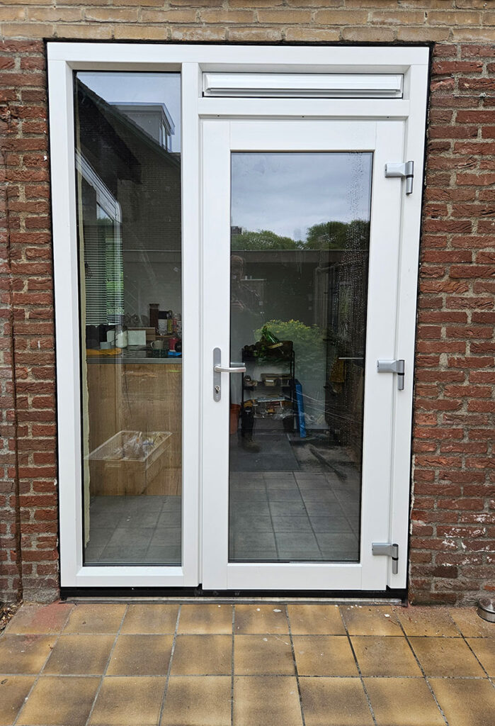 Voordeur (naar keuze) met bovenlicht en zijlicht rechts